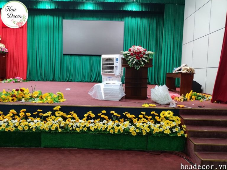 Thi công cắm hoa lụa ở hội trường tại trường Đại Học Cảnh Sát, Hồ Chí ...